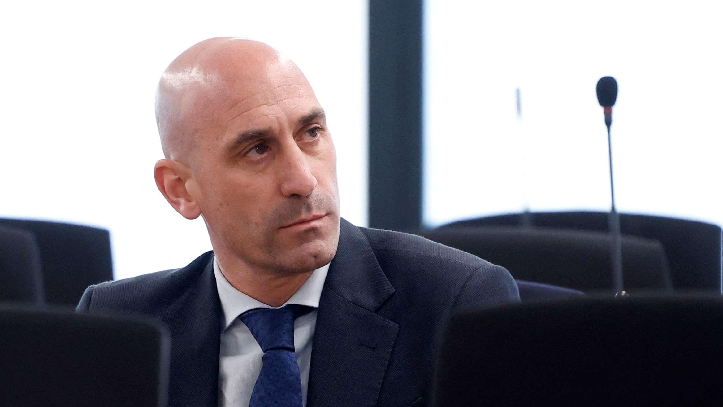 📽️ | 'Deranged!'- Rubiales pelted by eggs at book launch