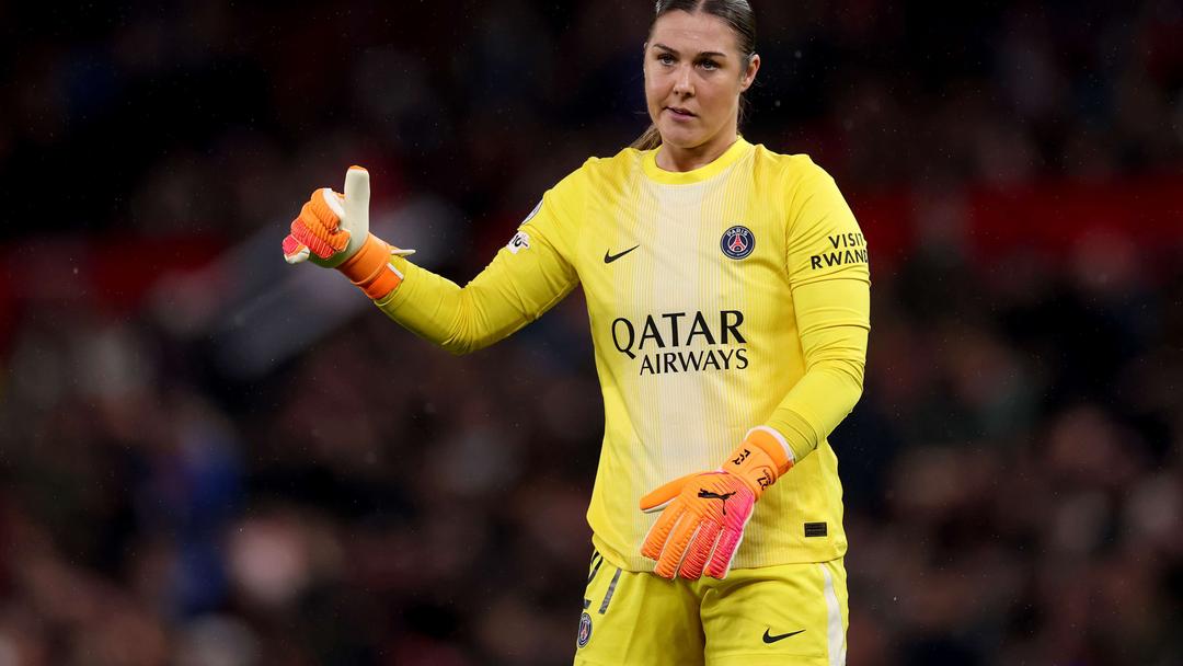 Earps sends out message after being booed on Man Utd return