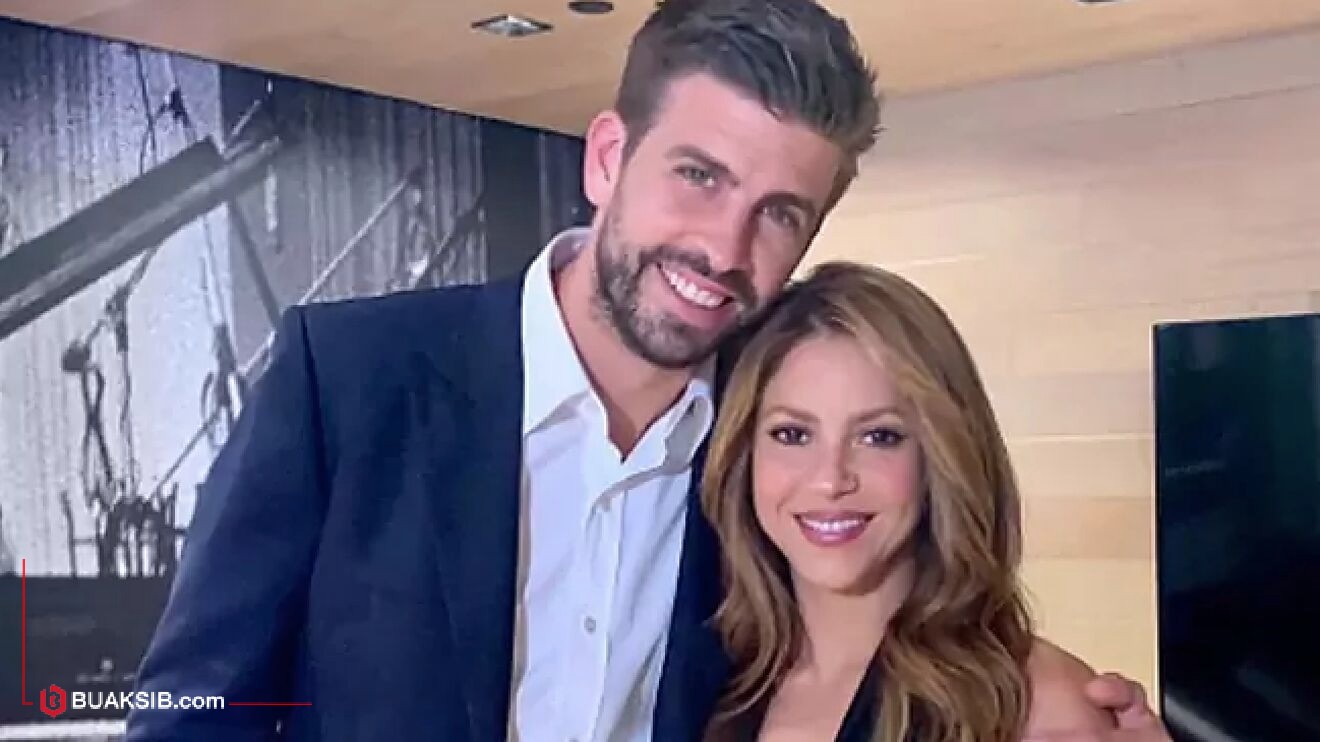 First image of Pique publicly kissing his girlfriend Clara